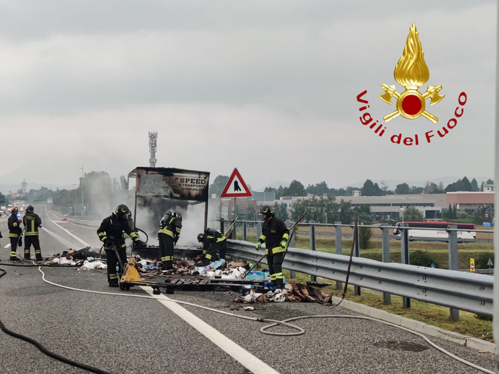 Furgone prende fuoco in autostrada: intervengono i Vigili del fuoco ... Furgone prende fuoco in autostrada: intervengono i Vigili del fuoco ...